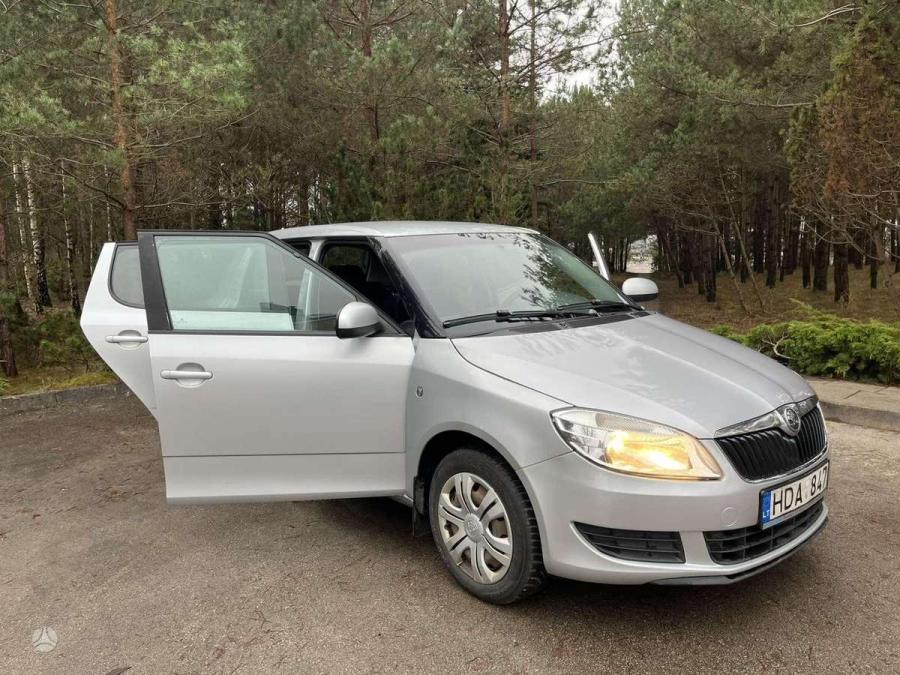 Grey Skoda Fabia 2014 in Vilnius, with an engine capacity of 1.60 L and mileage of 400 thousand km for 2700 €, photo 4 on AUTOMOTO.COM.LV