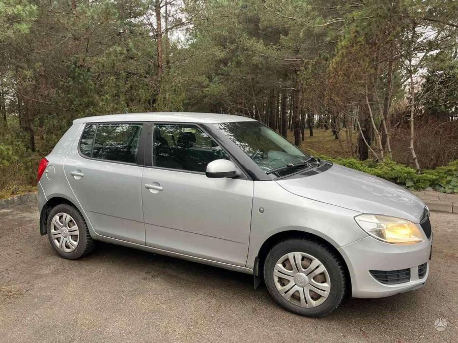 Grey Skoda Fabia 2014 in Vilnius, with an engine capacity of 1.60 L and mileage of 400 thousand km for 2700 €, photo 18 on AUTOMOTO.COM.LV