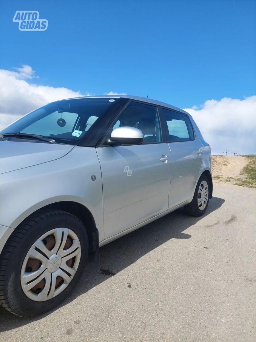 Pelēks Skoda Fabia 2014 Viļņa, ar dzinēja tilpumu 1.60 L un nobraukumu 384 tūkst. km par 1700 €, foto 3 vietnē AUTOMOTO.COM.LV