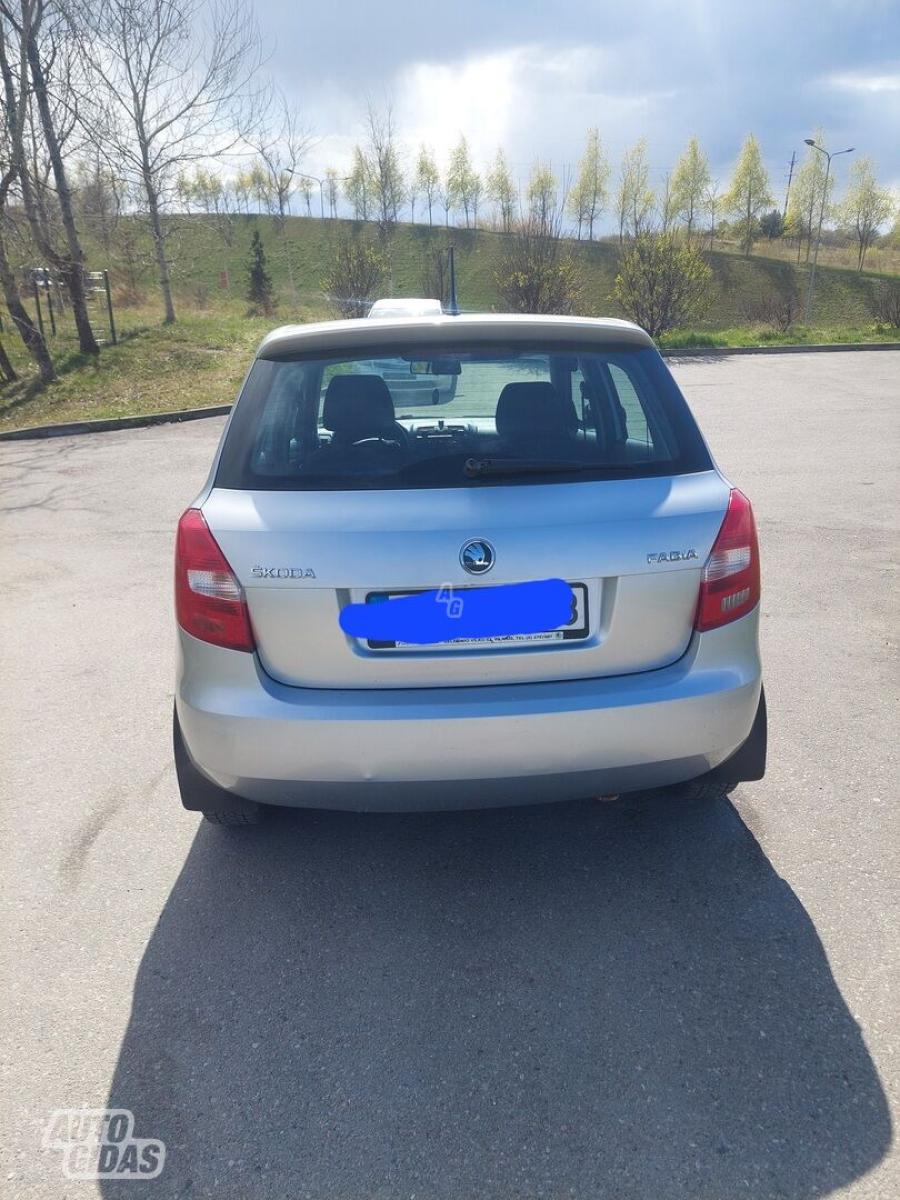 Pelēks Skoda Fabia 2014 Viļņa, ar dzinēja tilpumu 1.60 L un nobraukumu 384 tūkst. km par 1700 €, foto 5 vietnē AUTOMOTO.COM.LV