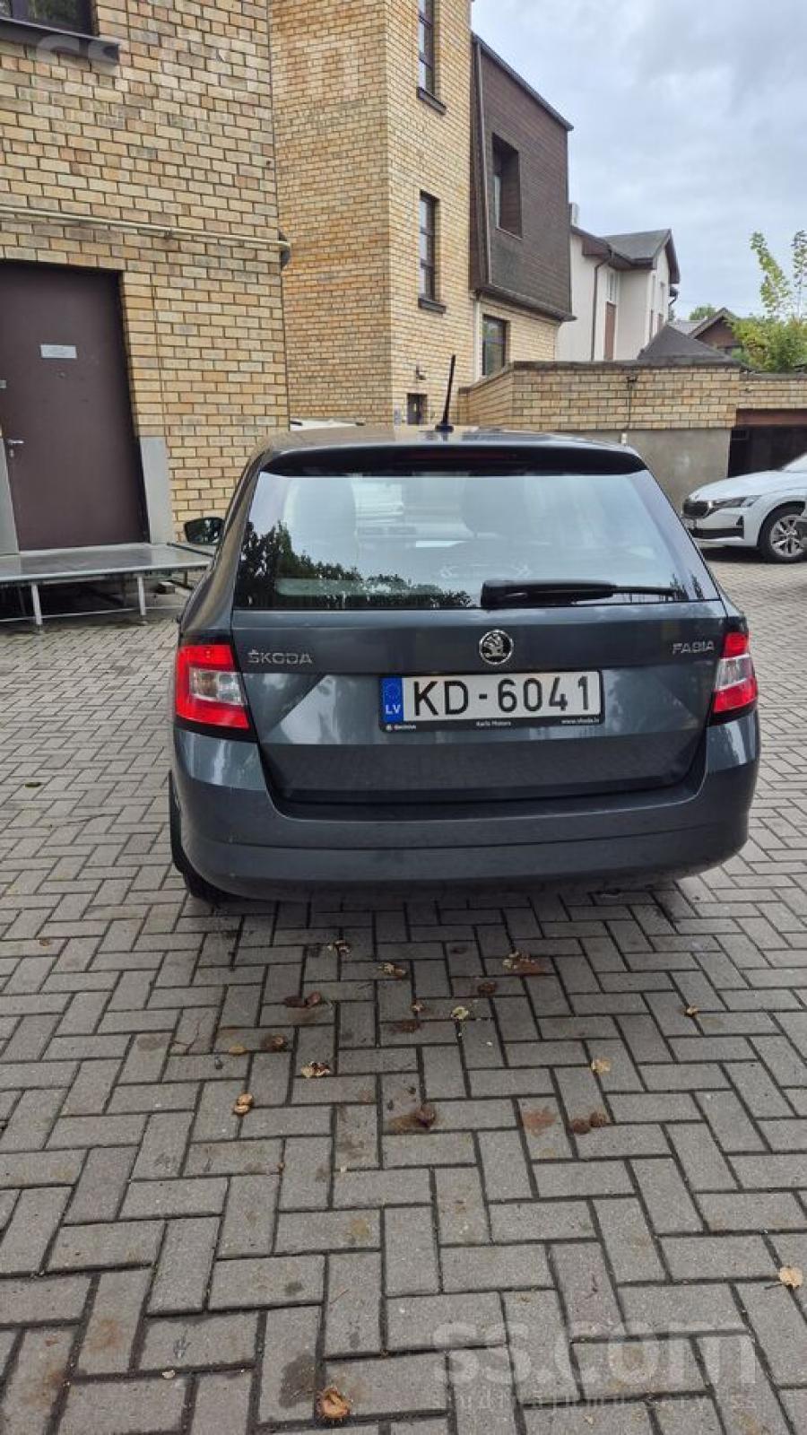 Pelēks Skoda Fabia 2015 Rīga, ar dzinēja tilpumu 1.20 L un nobraukumu 198 tūkst. km par 4200 €, foto 3 vietnē AUTOMOTO.COM.LV