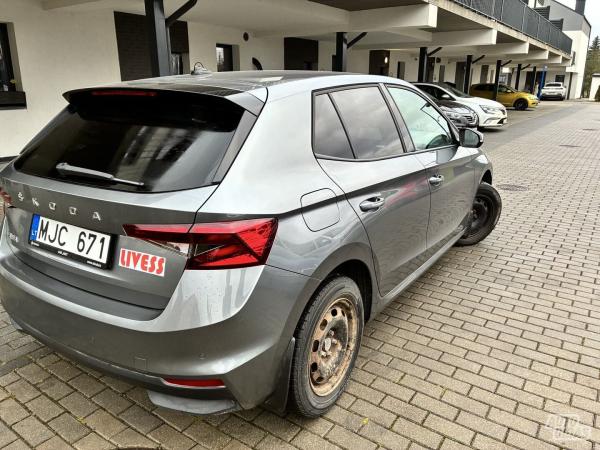 Grey Skoda Fabia 2022 in Vilnius, with an engine capacity of 1.00 L and mileage of 52 thousand km for 11900 €, photo 2 on AUTOMOTO.COM.LV