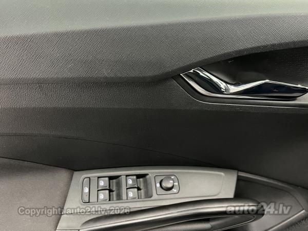 Grey Skoda Fabia 2024 in Tallinn, with an engine capacity of 1.00 L and mileage of 42 thousand km for 16490 €, photo 8 on AUTOMOTO.COM.LV