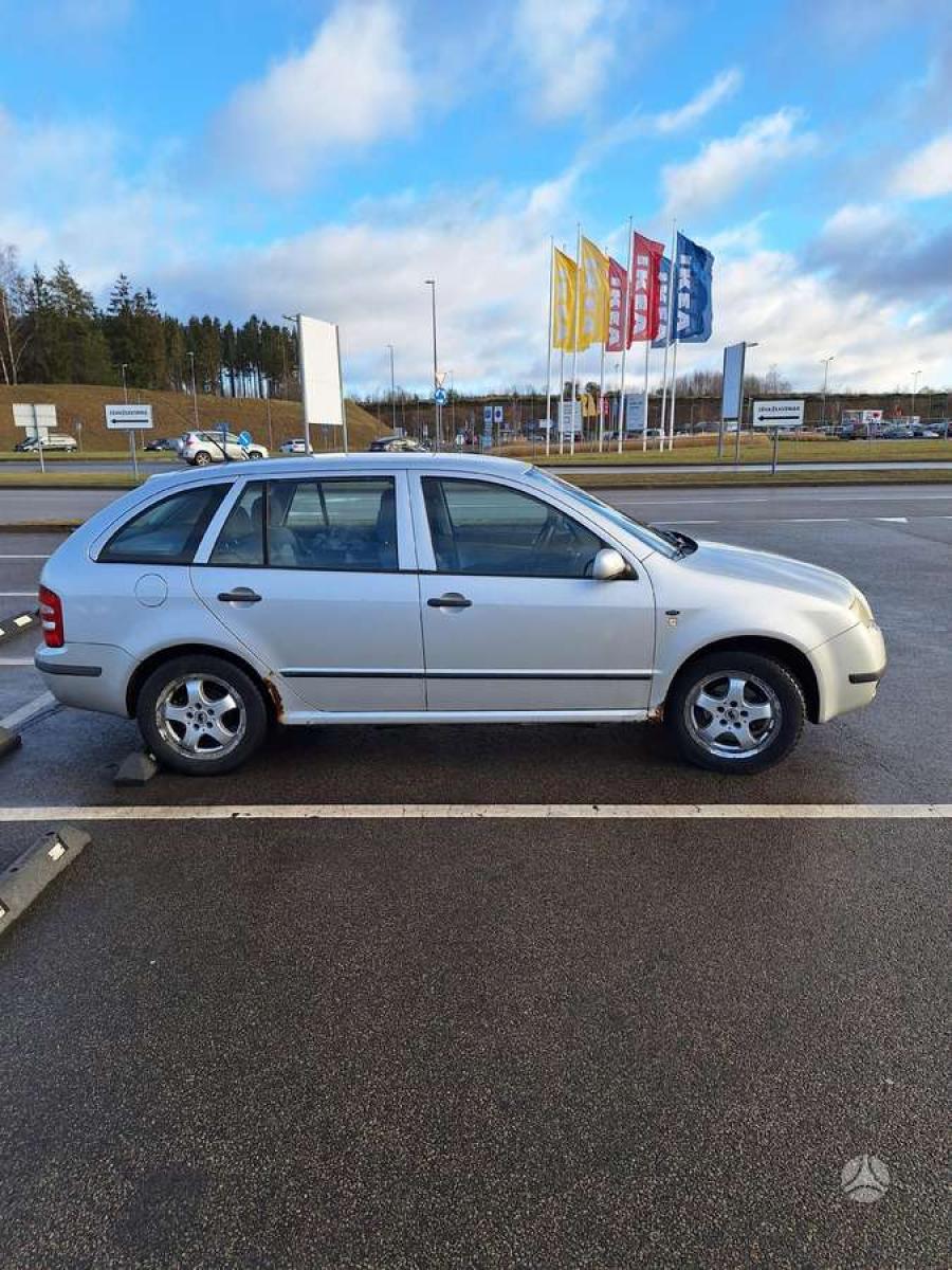 Pelēks Skoda Fabia 2001 Viļņa, ar dzinēja tilpumu 1.90 L un nobraukumu 353 tūkst. km par 900 €, foto 5 vietnē AUTOMOTO.COM.LV