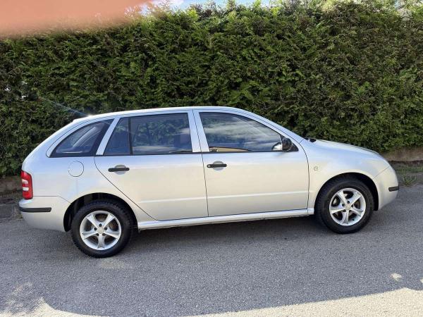 Pelēks Skoda Fabia 2003 Viļņa, ar dzinēja tilpumu 1.90 L un nobraukumu 297 tūkst. km par 1450 €, foto 3 vietnē AUTOMOTO.COM.LV