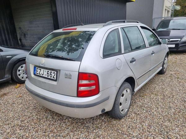 Pelēks Skoda Fabia 2003 Kauņa, ar dzinēja tilpumu 1.40 L un nobraukumu 300 tūkst. km par 399 €, foto 3 vietnē AUTOMOTO.COM.LV