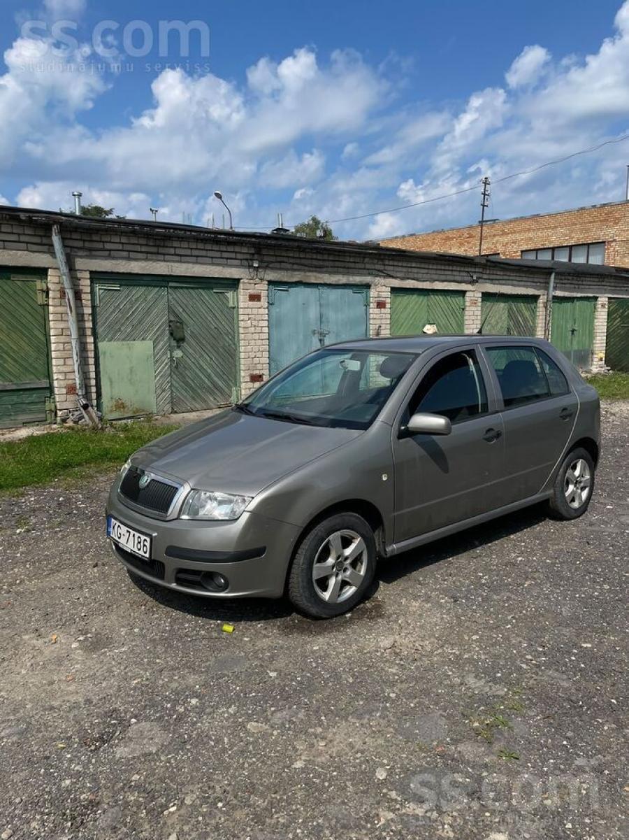 Grey Skoda Fabia 2007 in Riga, with an engine capacity of 1.20 L and mileage of 211 thousand km for 1050 €, photo 3 on AUTOMOTO.COM.LV