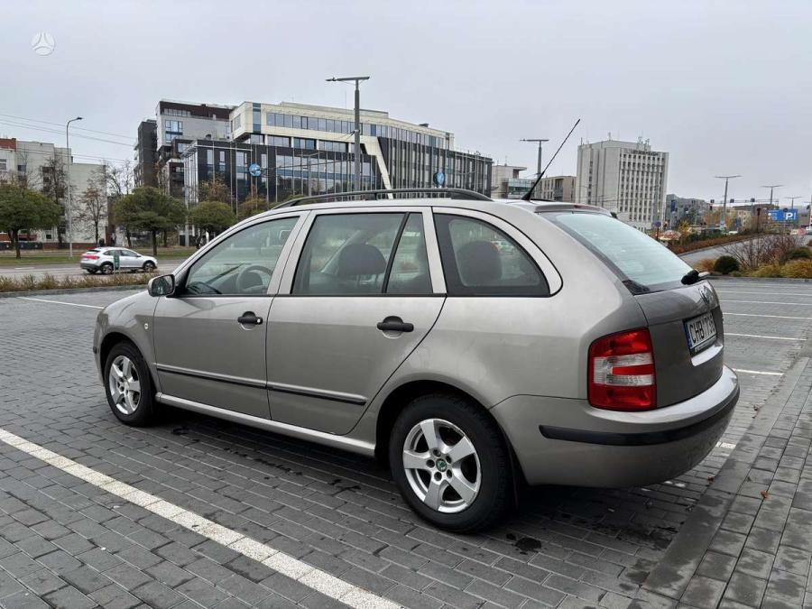 Pelēks Skoda Fabia 2007 Viļņa, ar dzinēja tilpumu 1.39 L un nobraukumu 109 tūkst. km par 1990 €, foto 4 vietnē AUTOMOTO.COM.LV