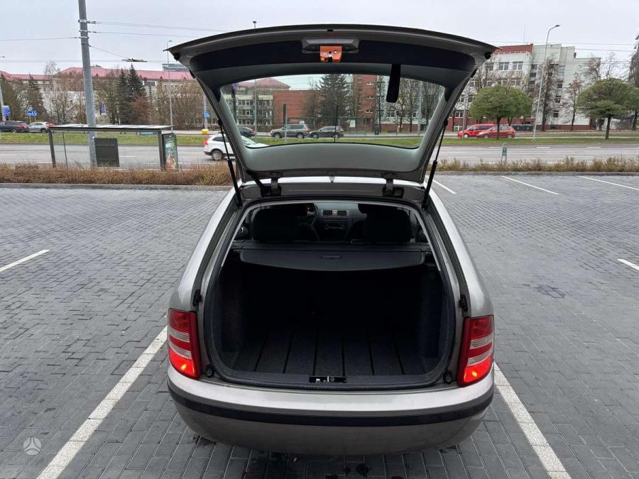 Pelēks Skoda Fabia 2007 Viļņa, ar dzinēja tilpumu 1.39 L un nobraukumu 109 tūkst. km par 1990 €, foto 12 vietnē AUTOMOTO.COM.LV