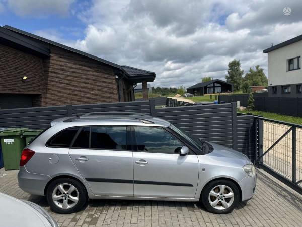 Pelēks Skoda Fabia 2008 Viļņa, ar dzinēja tilpumu 1.90 L un nobraukumu 335 tūkst. km par 1499 €, foto 1 vietnē AUTOMOTO.COM.LV