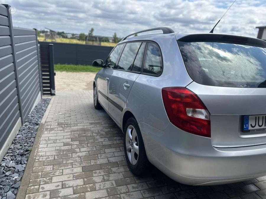 Pelēks Skoda Fabia 2008 Viļņa, ar dzinēja tilpumu 1.90 L un nobraukumu 335 tūkst. km par 1499 €, foto 4 vietnē AUTOMOTO.COM.LV