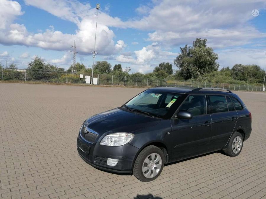 Grey Skoda Fabia 2008 in Marijampole, with an engine capacity of 1.60 L and mileage of 218 thousand km for 1450 €, photo 1 on AUTOMOTO.COM.LV