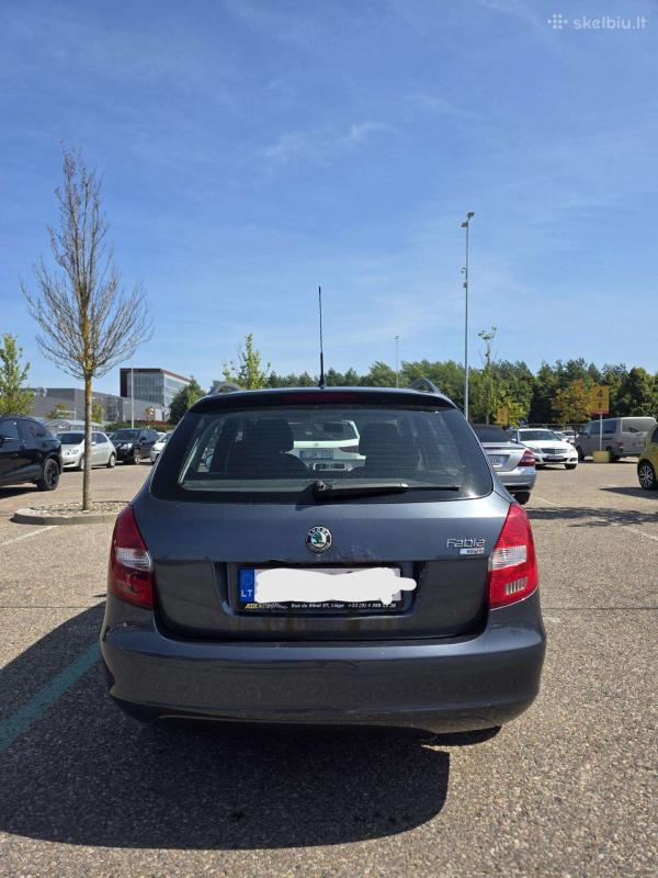 Pelēks Skoda Fabia 2009 Viļņa, ar dzinēja tilpumu 1.60 L un nobraukumu 295 tūkst. km par 1800 €, foto 5 vietnē AUTOMOTO.COM.LV