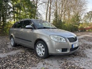 Skoda Fabia 2009 in Ogre on AUTOMOTO.COM.LV Grey Skoda Fabia 2009 in Ogre, with an engine capacity of 1.90 L and mileage of 338 thousand km for 1150 €, photo 1 on AUTOMOTO.COM.LV
