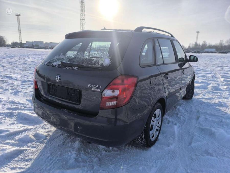 Grey Skoda Fabia 2010 in Marijampole, with an engine capacity of 1.60 L and mileage of 245 thousand km for 2650 €, photo 3 on AUTOMOTO.COM.LV