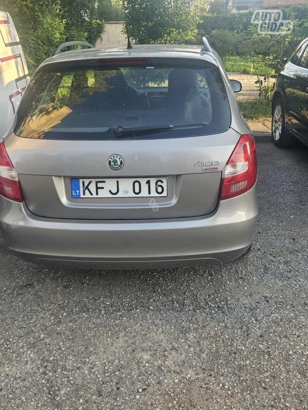 Pelēks Skoda Fabia 2010 Kauņa, ar dzinēja tilpumu 1.90 L un nobraukumu 221 tūkst. km par 2800 €, foto 5 vietnē AUTOMOTO.COM.LV