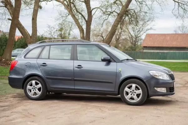 Grey Skoda Fabia 2011 in Grobiņa, with an engine capacity of 1.20 L and mileage of 30 thousand km for 3400 €, photo 3 on AUTOMOTO.COM.LV