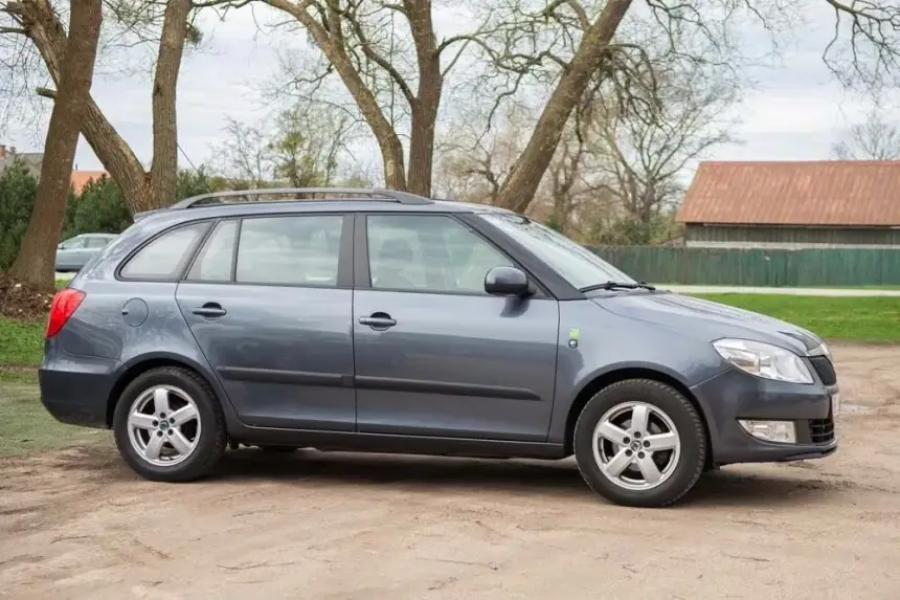 Pelēks Skoda Fabia 2011 Grobiņa, ar dzinēja tilpumu 1.20 L un nobraukumu 30 tūkst. km par 3400 €, foto 4 vietnē AUTOMOTO.COM.LV