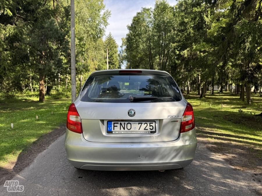Pelēks Skoda Fabia 2011 Panevēža, ar dzinēja tilpumu 1.60 L un nobraukumu 292 tūkst. km par 1050 €, foto 8 vietnē AUTOMOTO.COM.LV