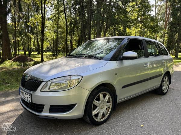 Pelēks Skoda Fabia 2011 Panevēža, ar dzinēja tilpumu 1.60 L un nobraukumu 291 tūkst. km par 1050 €, foto 1 vietnē AUTOMOTO.COM.LV