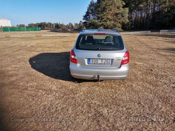 Pelēks Skoda Fabia 2012 Narva, ar dzinēja tilpumu 1.60 L un nobraukumu 267 tūkst. km par 3500 €, foto 3 vietnē AUTOMOTO.COM.LV