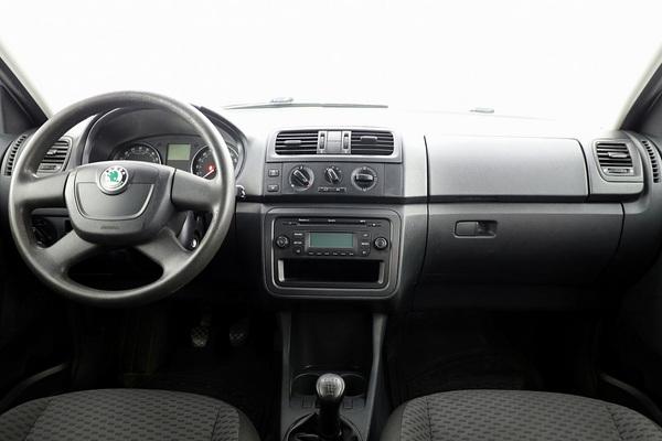 Skoda Fabia 2012 Tallina vietnē Pelēks Skoda Fabia 2012 Tallina, ar dzinēja tilpumu 1.60 L un nobraukumu 329 tūkst. km par 1499 €, foto 6 vietnē AUTOMOTO.COM.LV