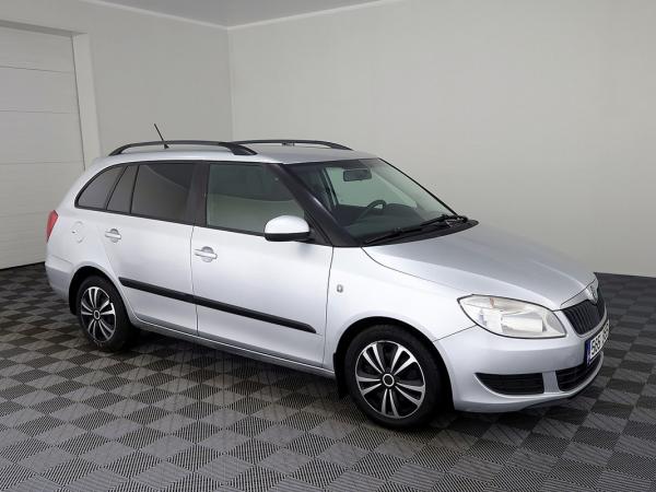 Skoda Fabia 2012 Tallina vietnē Pelēks Skoda Fabia 2012 Tallina, ar dzinēja tilpumu 1.60 L un nobraukumu 329 tūkst. km par 1499 €, foto 9 vietnē AUTOMOTO.COM.LV