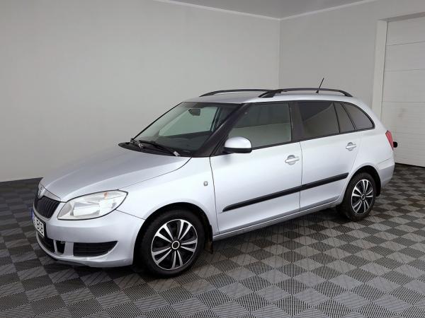 Skoda Fabia 2012 Tallina vietnē Pelēks Skoda Fabia 2012 Tallina, ar dzinēja tilpumu 1.60 L un nobraukumu 329 tūkst. km par 1499 €, foto 10 vietnē AUTOMOTO.COM.LV