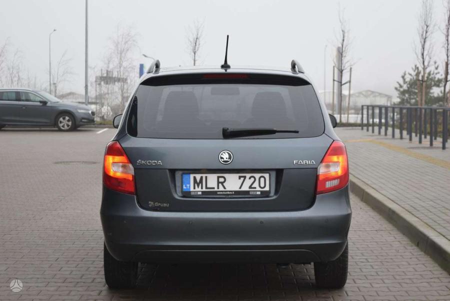 Pelēks Skoda Fabia 2014 Viļņa, ar dzinēja tilpumu 1.60 L un nobraukumu 220 tūkst. km par 2800 €, foto 5 vietnē AUTOMOTO.COM.LV