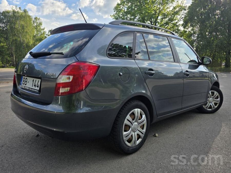 Grey Skoda Fabia 2014 in Riga, with an engine capacity of 1.60 L and mileage of 212 thousand km for 3000 €, photo 3 on AUTOMOTO.COM.LV