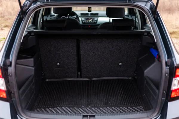 Grey Skoda Fabia 2017 in Riga, with an engine capacity of 1.40 L and mileage of 175 thousand km for 6995 €, photo 6 on AUTOMOTO.COM.LV