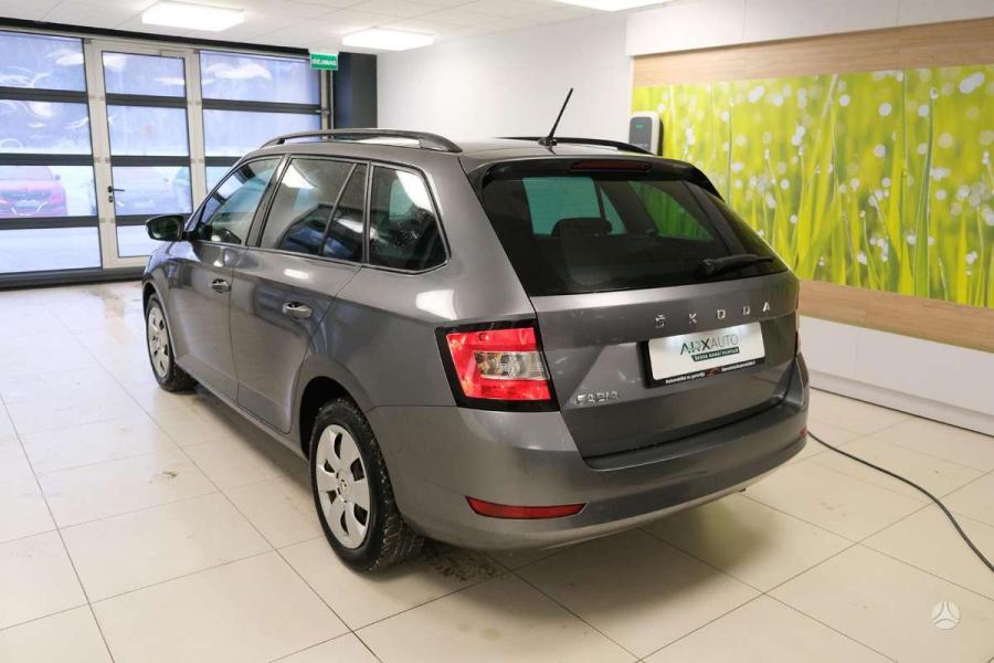 Grey Skoda Fabia 2023 in Vilnius, with an engine capacity of 1.00 L and mileage of 78 thousand km for 13100 €, photo 4 on AUTOMOTO.COM.LV