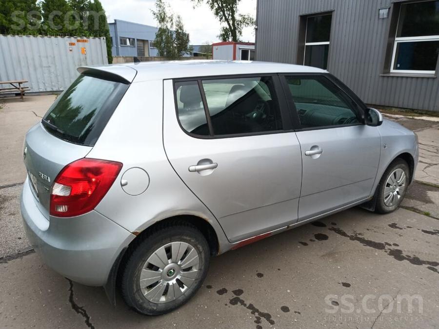 Skoda Fabia 2013 Rīga, ar dzinēja tilpumu 1.60 L un nobraukumu 253 tūkst. km par 1500 €, foto 5 vietnē AUTOMOTO.COM.LV