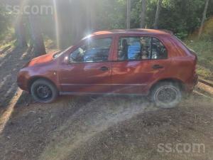 Red Skoda Fabia 2001 in Talsi, with an engine capacity of 1.40 L and mileage of 290 thousand km for 800 €, photo 4 on AUTOMOTO.COM.LV