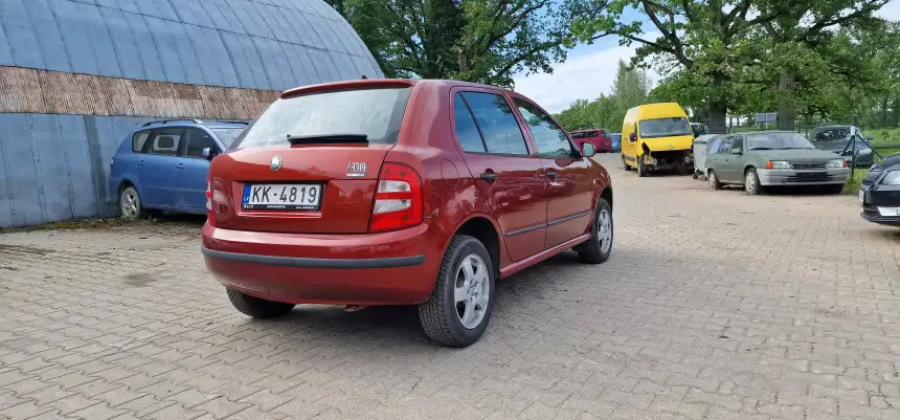 Red Skoda Fabia 2002 in Valmiera, with an engine capacity of 1.40 L and mileage of 144 thousand km for 1300 €, photo 4 on AUTOMOTO.COM.LV