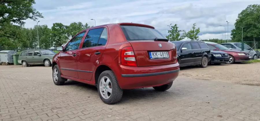 Red Skoda Fabia 2002 in Valmiera, with an engine capacity of 1.40 L and mileage of 144 thousand km for 1300 €, photo 5 on AUTOMOTO.COM.LV