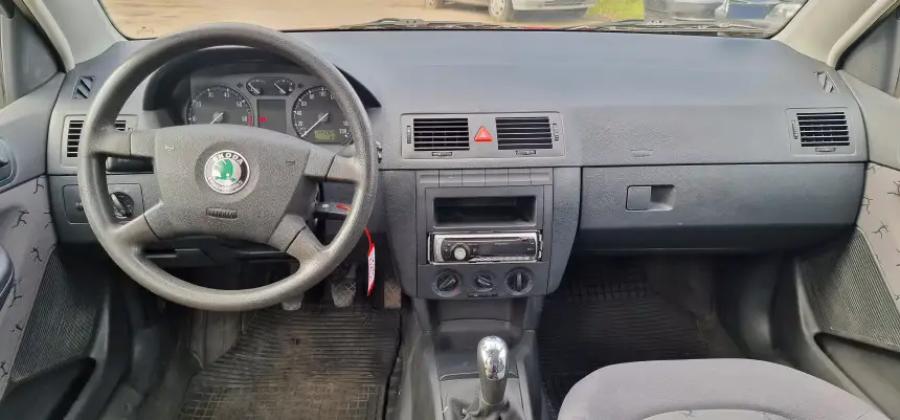 Red Skoda Fabia 2002 in Valmiera, with an engine capacity of 1.40 L and mileage of 144 thousand km for 1300 €, photo 8 on AUTOMOTO.COM.LV