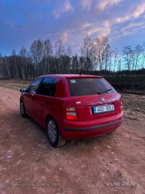 Sarkans Skoda Fabia 2003 Tallina, ar dzinēja tilpumu 1.20 L un nobraukumu 291 tūkst. km par 1300 €, foto  vietnē AUTOMOTO.COM.LV