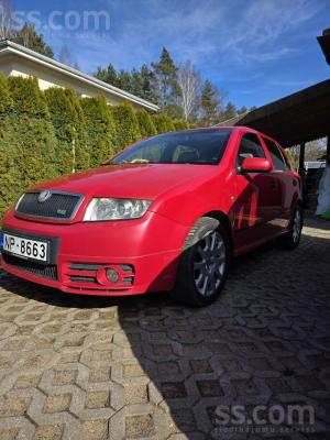 Sarkans Skoda Fabia 2004 Rīga, ar dzinēja tilpumu 1.90 L un nobraukumu 330 tūkst. km par 1499 €, foto  vietnē AUTOMOTO.COM.LV