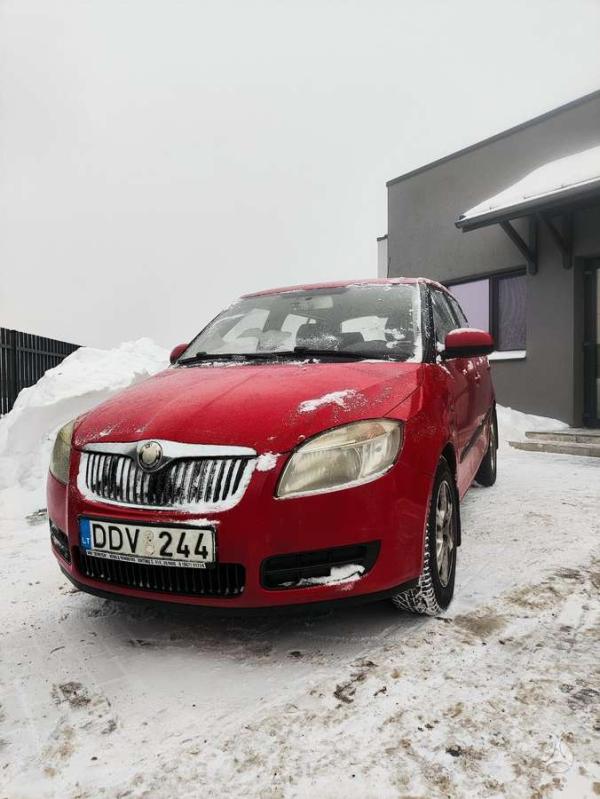 Red Skoda Fabia 2008 in Panevezys, with an engine capacity of 1.39 L and mileage of 247 thousand km for 1300 €, photo 1 on AUTOMOTO.COM.LV