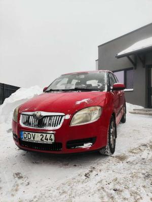 Sarkans Skoda Fabia 2008 Panevēža, ar dzinēja tilpumu 1.39 L un nobraukumu 247 tūkst. km par 1300 €, foto  vietnē AUTOMOTO.COM.LV