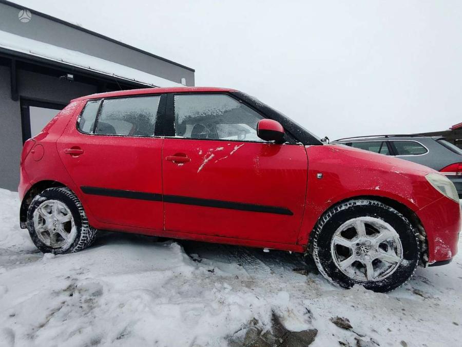 Sarkans Skoda Fabia 2008 Panevēža, ar dzinēja tilpumu 1.39 L un nobraukumu 247 tūkst. km par 1300 €, foto 3 vietnē AUTOMOTO.COM.LV