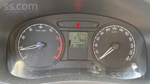 Red Skoda Fabia 2008 in Aizkraukle, with an engine capacity of 1.20 L and mileage of 171 thousand km for 1770 €, photo 7 on AUTOMOTO.COM.LV
