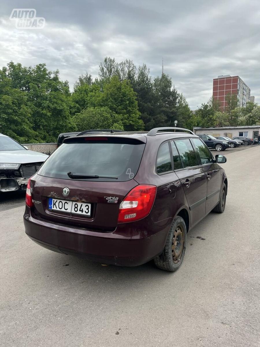 Red Skoda Fabia 2010 in Vilnius, with an engine capacity of 1.20 L and mileage of 231 thousand km for 695 €, photo 4 on AUTOMOTO.COM.LV