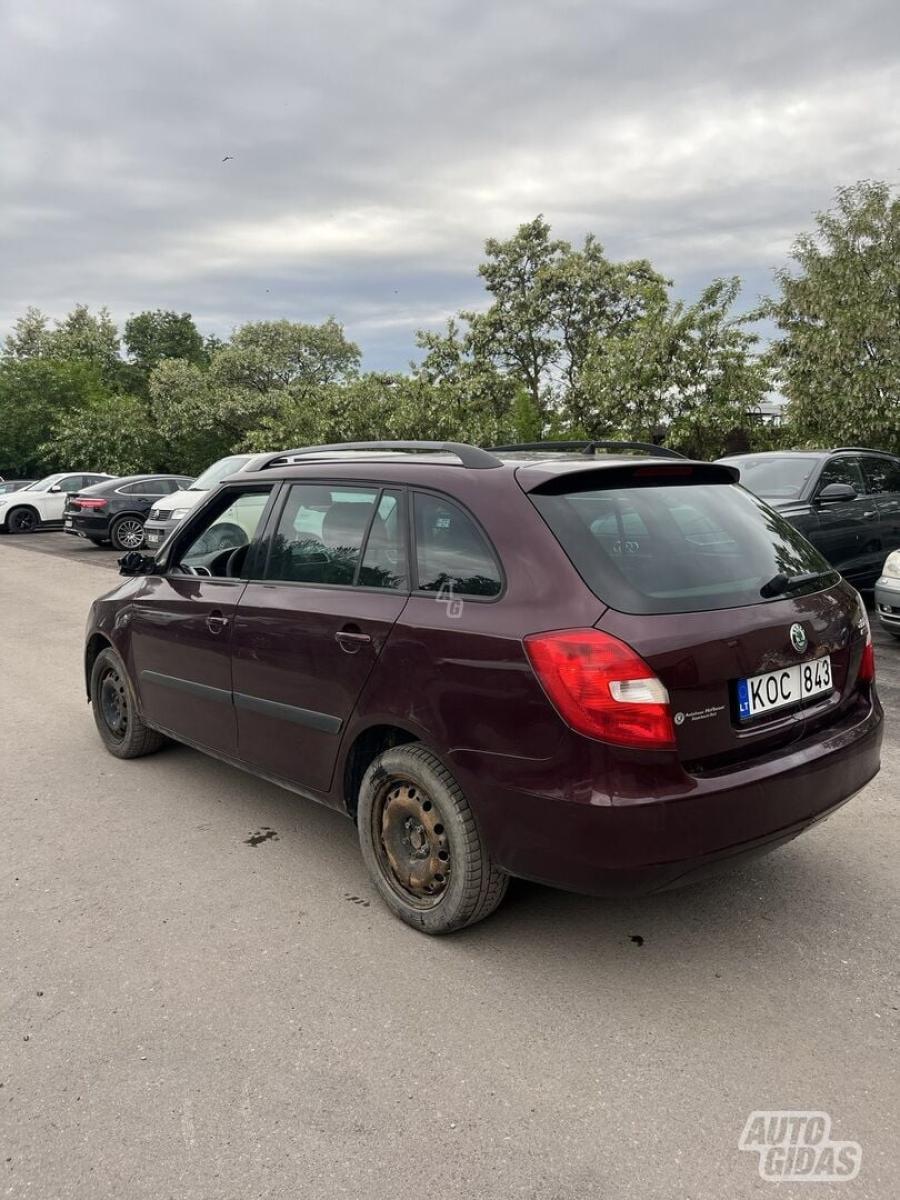 Red Skoda Fabia 2010 in Vilnius, with an engine capacity of 1.20 L and mileage of 231 thousand km for 695 €, photo 5 on AUTOMOTO.COM.LV