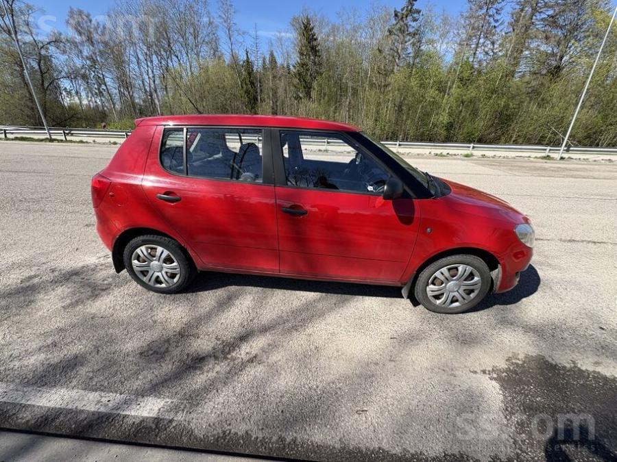 Red Skoda Fabia 2011 in Valka, with an engine capacity of 1.40 L and mileage of 277 thousand km for 1000 €, photo 1 on AUTOMOTO.COM.LV