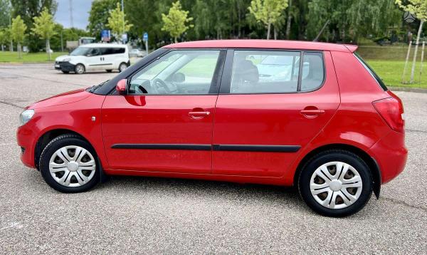 Red Skoda Fabia 2012 in Vilnius, with an engine capacity of 1.60 L and mileage of 253 thousand km for 2390 €, photo 3 on AUTOMOTO.COM.LV