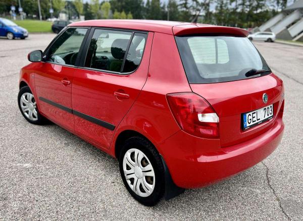 Red Skoda Fabia 2012 in Vilnius, with an engine capacity of 1.60 L and mileage of 253 thousand km for 2390 €, photo 4 on AUTOMOTO.COM.LV