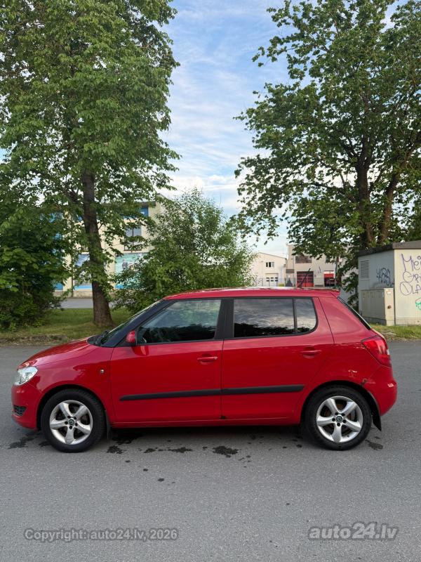 Red Skoda Fabia 2013 in Tallinn, with an engine capacity of 1.60 L and mileage of 350 thousand km for 2300 €, photo 4 on AUTOMOTO.COM.LV