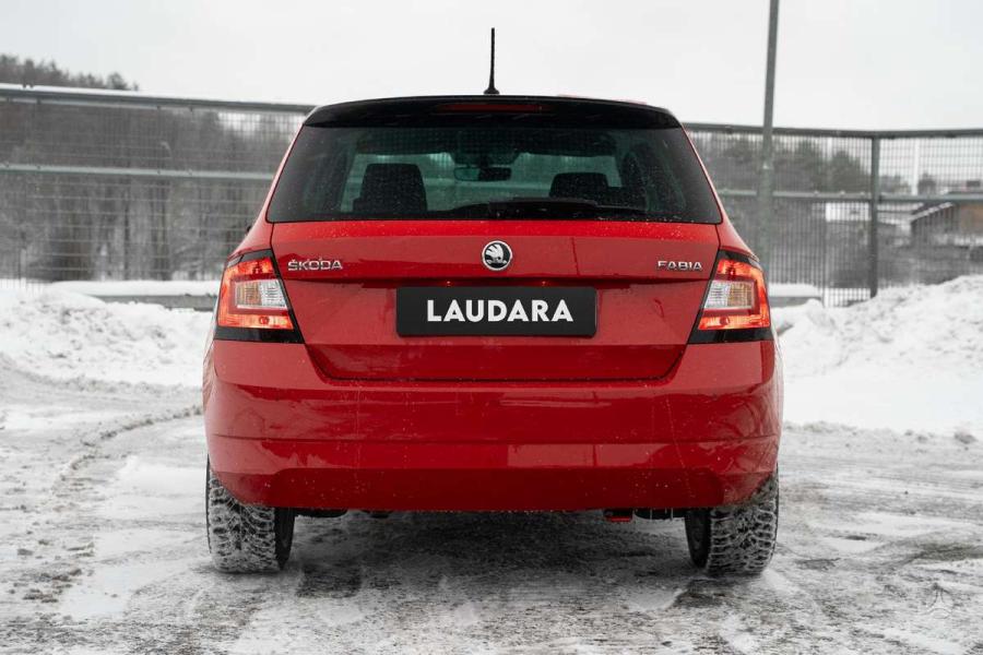 Red Skoda Fabia 2015 in Vilnius, with an engine capacity of 1.20 L and mileage of 100 thousand km for 6690 €, photo 4 on AUTOMOTO.COM.LV